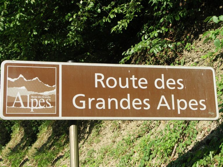 Road Trip Alpes : Découvrez les Plus Belles Routes des Alpes en Véhicule