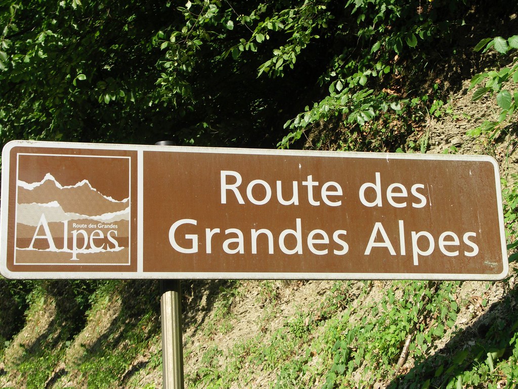 Road Trip Alpes : Découvrez les Plus Belles Routes des Alpes en Véhicule